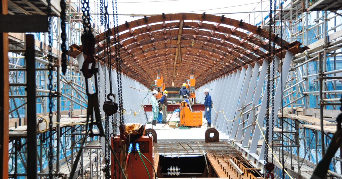 Construction workers connecting first Sky Walk to Lab 1 | Okinawa Institute of Science and ...