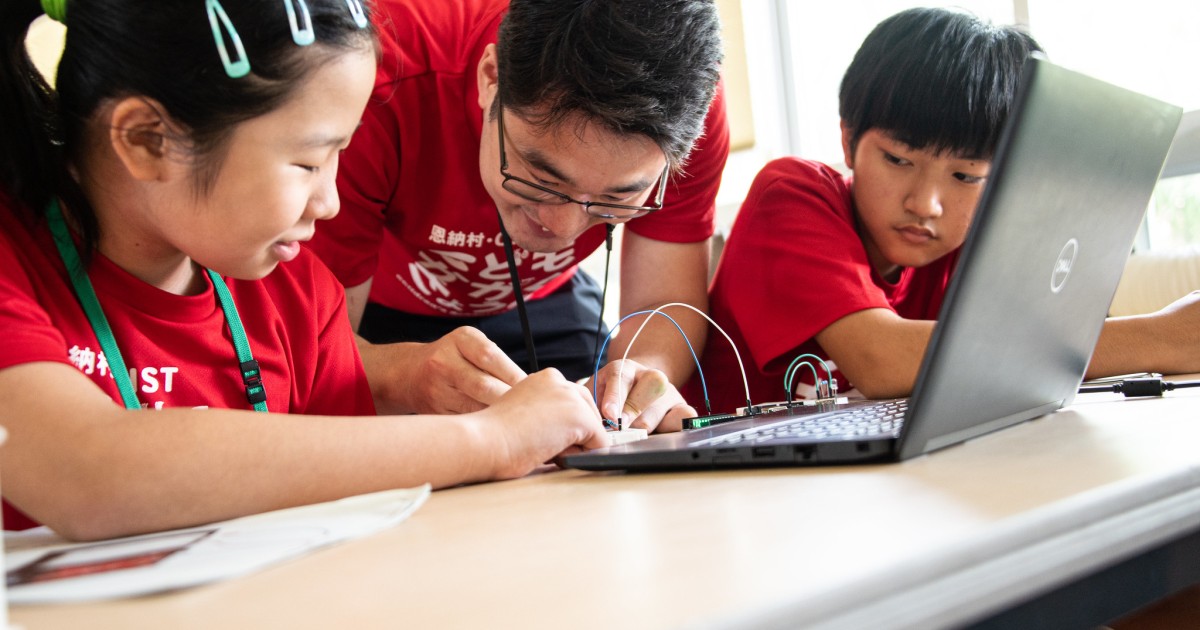 Children around computer at Outreach event | Okinawa Institute of ...
