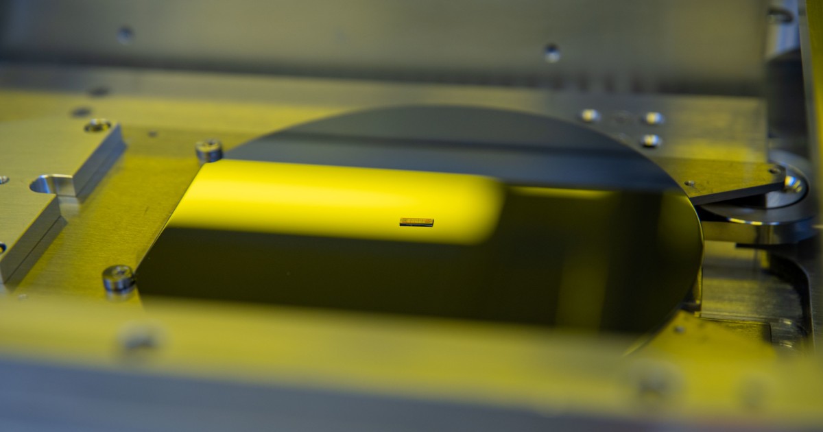 Silicon wafer in deposition chamber - OIST Engineering Section ...