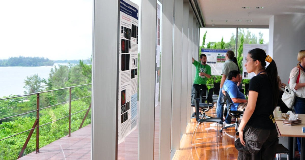 cws20110725_dnc2011-poster-session-scene-for-cw-workshops | Okinawa ...